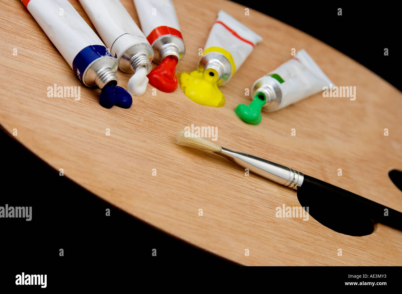 Artists pallet and paints Stock Photo - Alamy