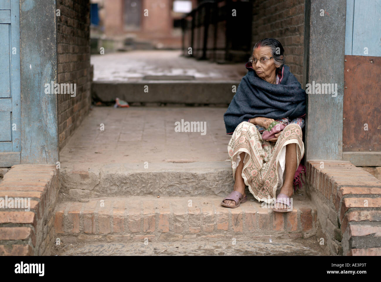 An old lady sat on the street hi-res stock photography and images - Alamy