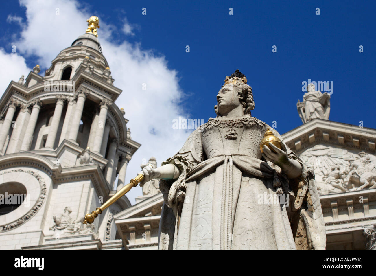 Statue of Queen Anne St Paul's Cathedral, London, England Stock Photo ...