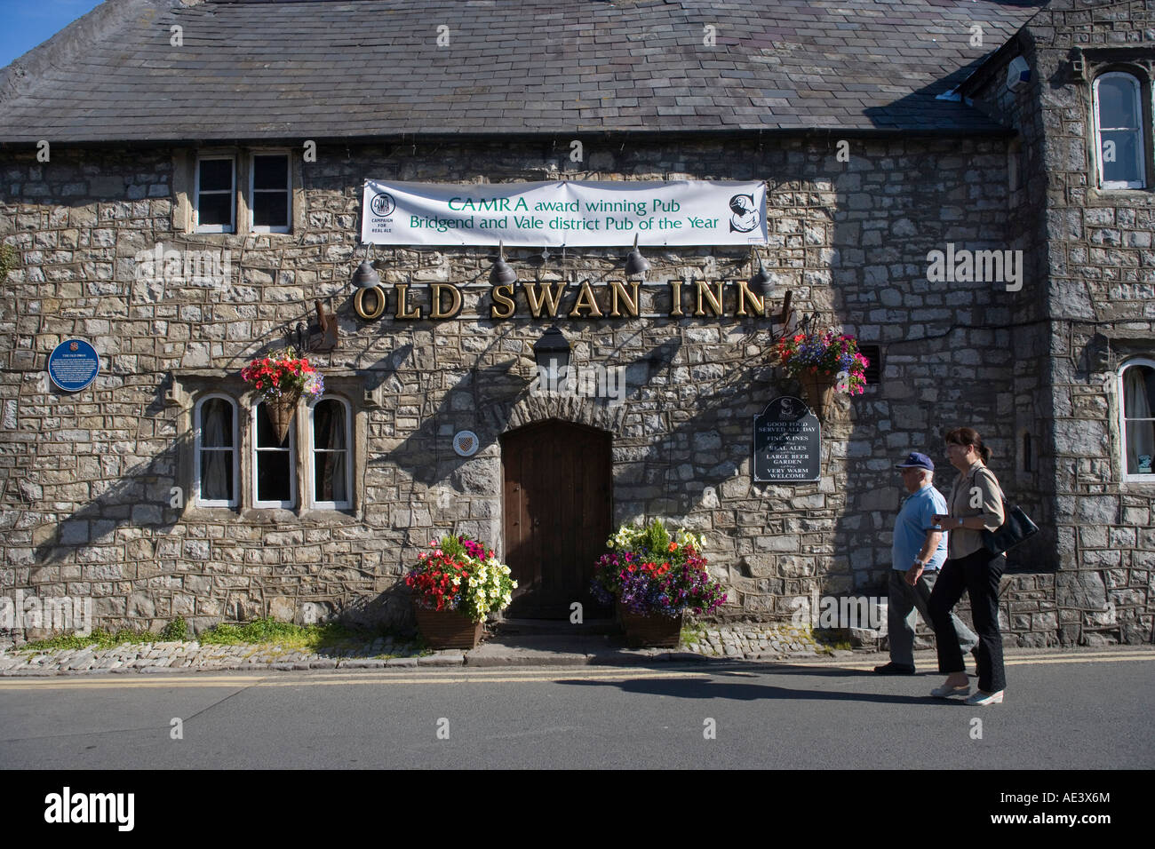 Old swan inn hi-res stock photography and images - Alamy