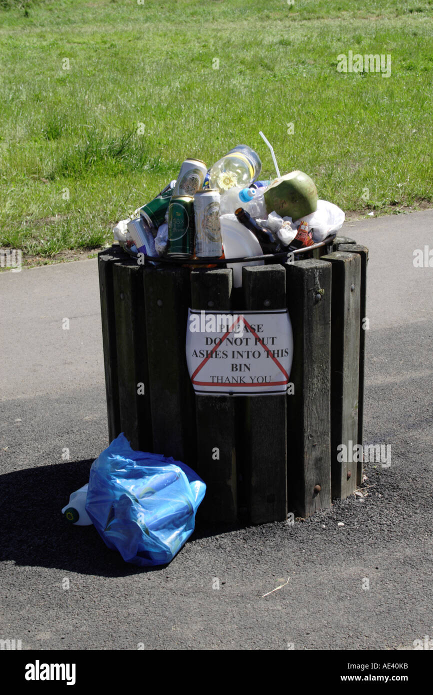 Overflowing rubbish bin Stock Photo - Alamy