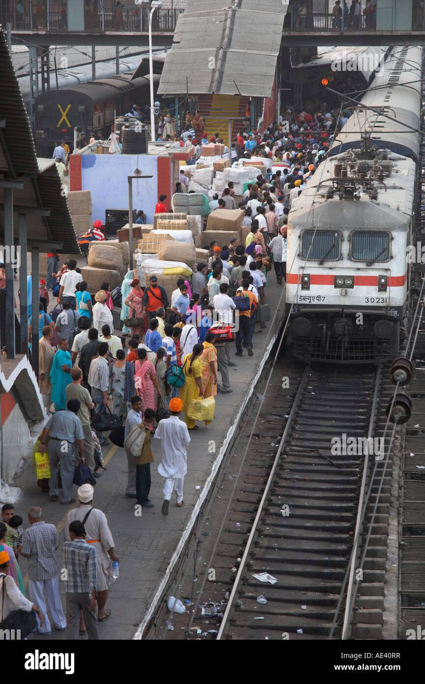 Train ariving at crowded platform in New Delhi train station, Delhi ...