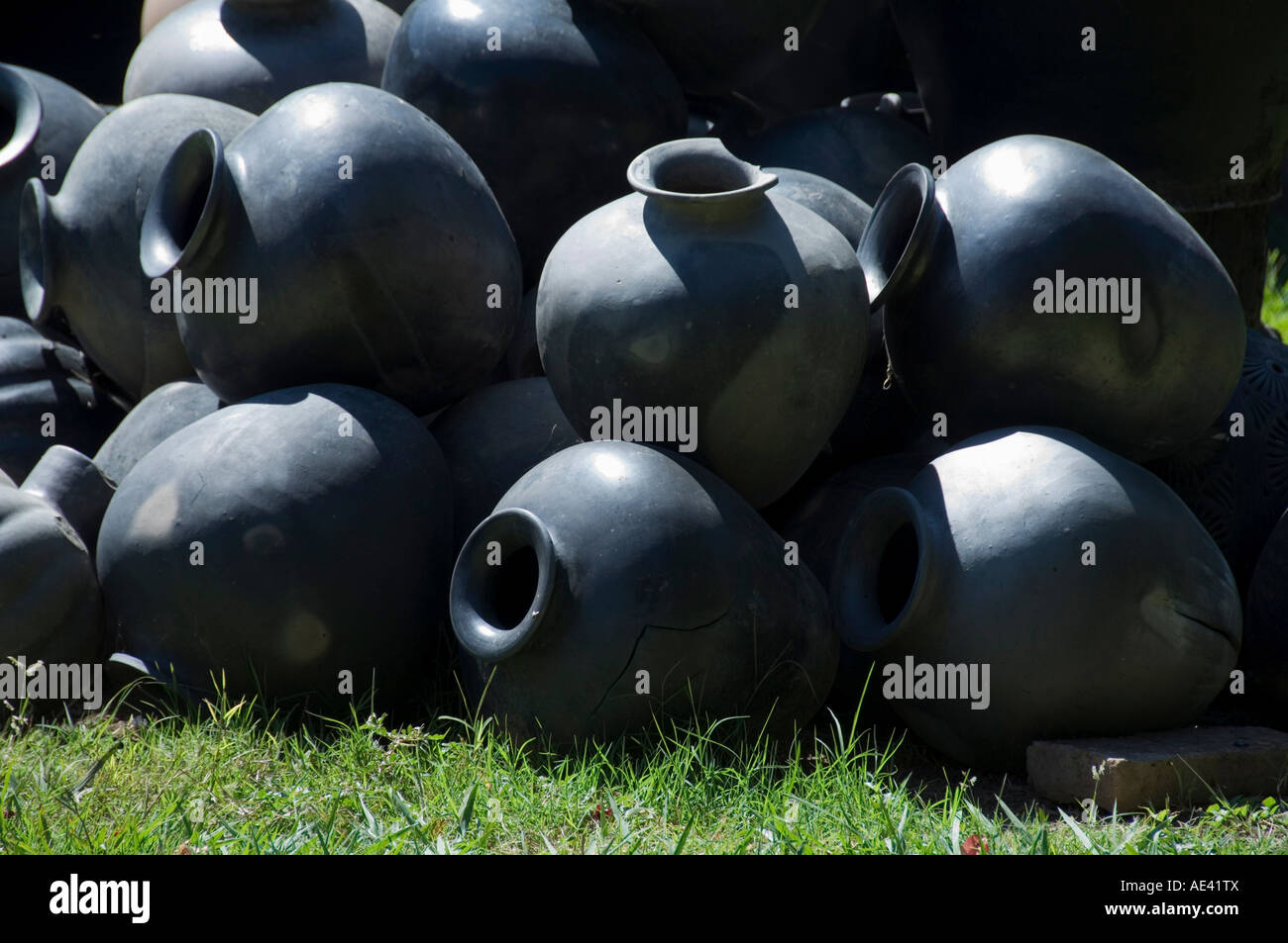Black pottery hi-res stock photography and images - Alamy
