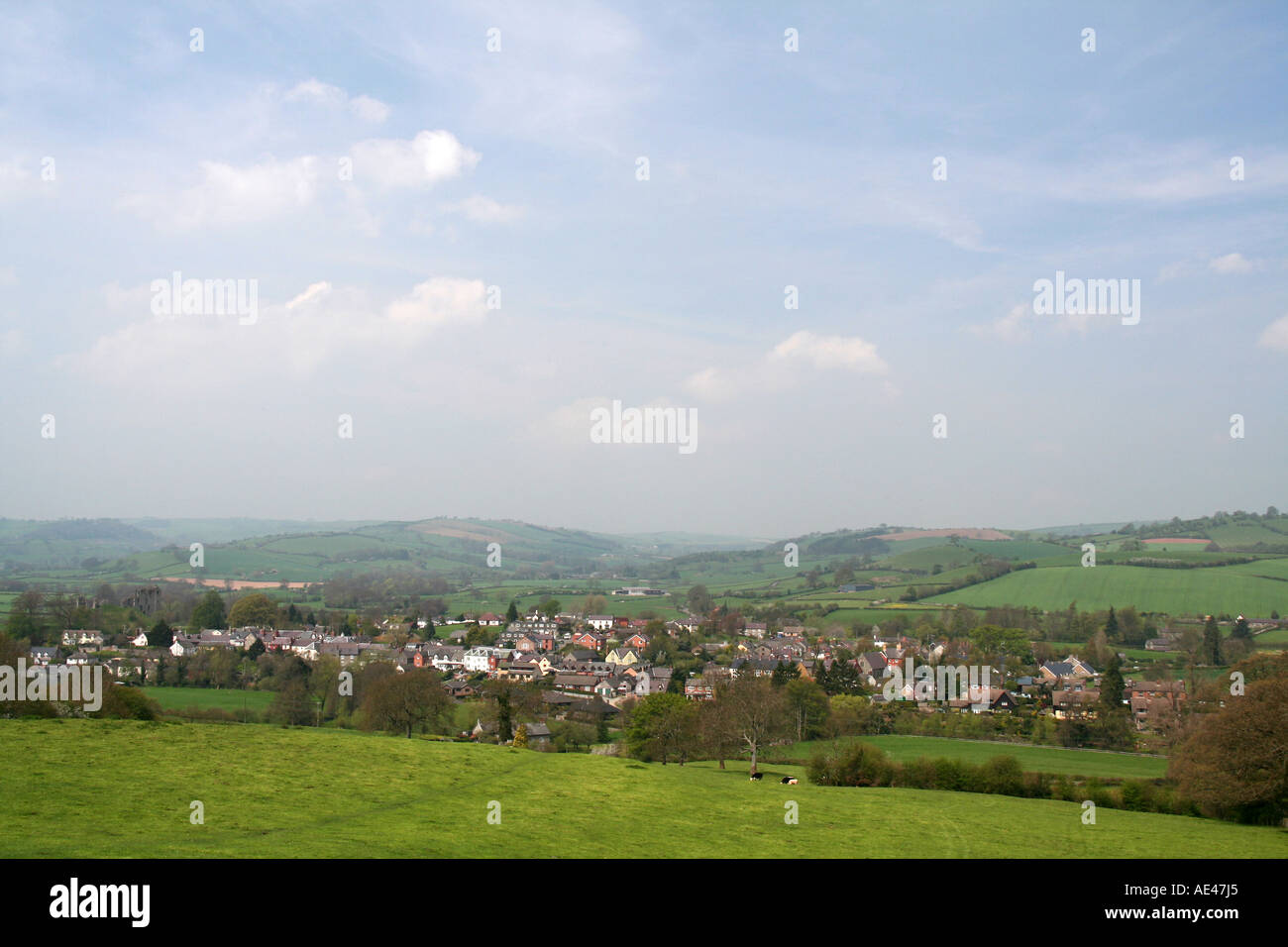 The village of Clun, nestling in the Clun Valley, Shropshire Stock ...