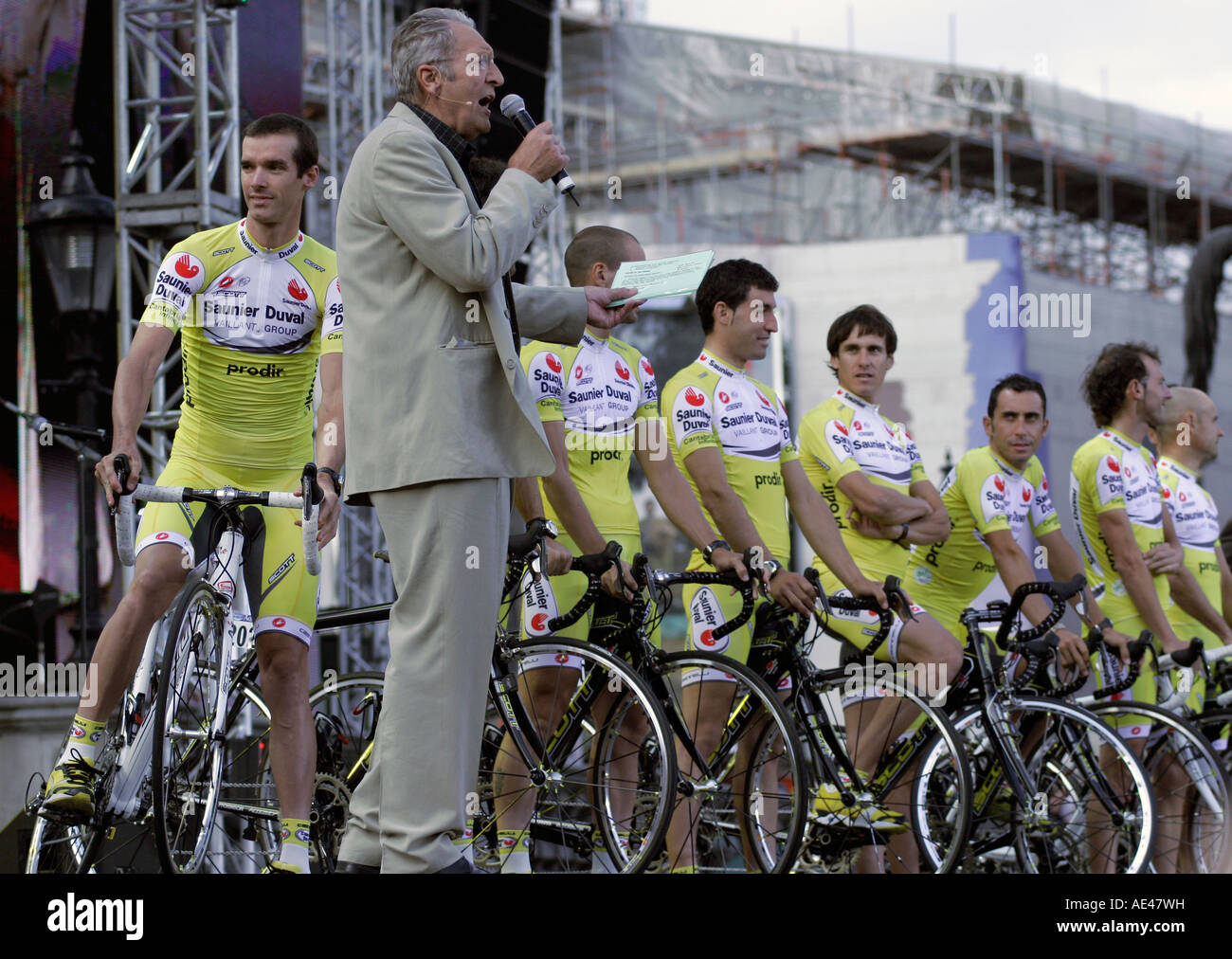 Cycling veteran Hugh Porter introduces the Saunier Duval Prodin cycling ...