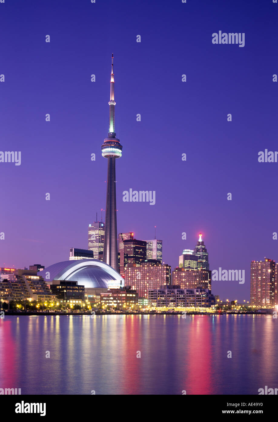 Canada, Toronto skyline at night. CN Tower Stock Photo - Alamy