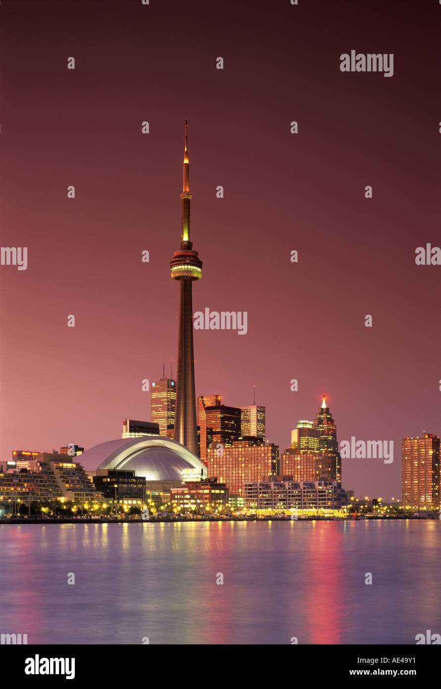 Canada, Toronto skyline at night. CN Tower Stock Photo - Alamy