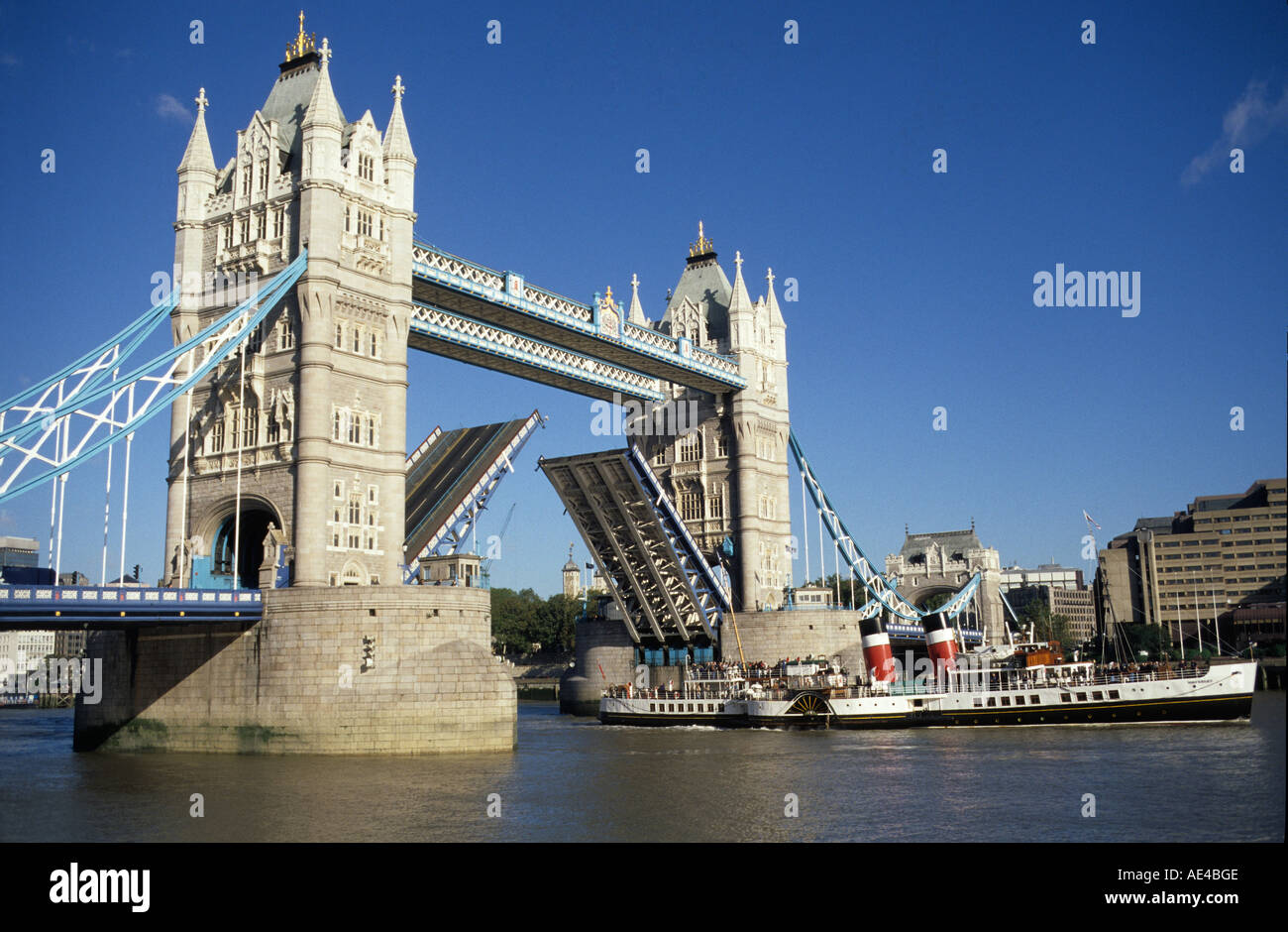 Paddle steamer Waverley passing through Tower Bridge Stock Photo - Alamy