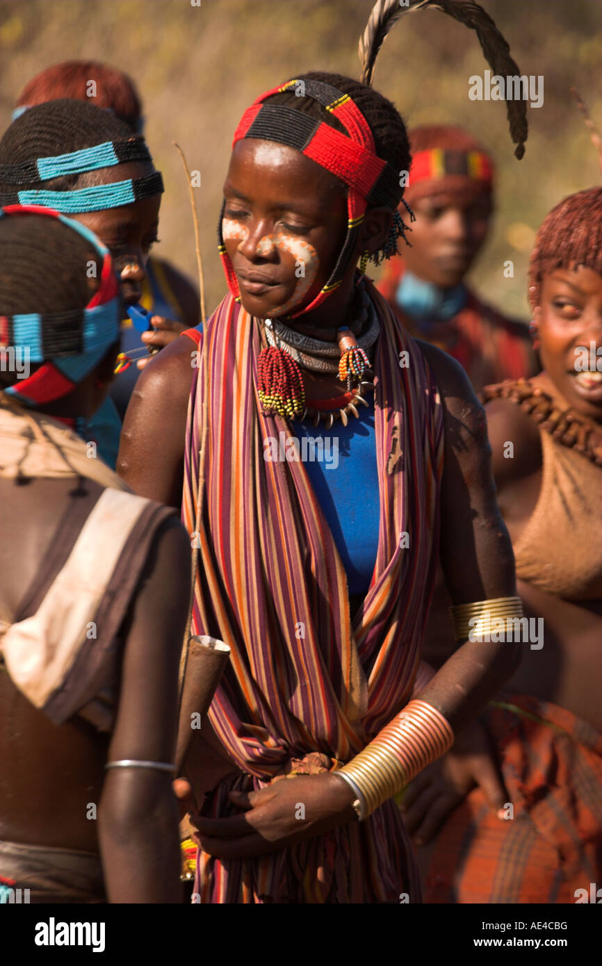 Ritual dancing, Jumping of the Bulls initiation ceremony of the Hamer ...