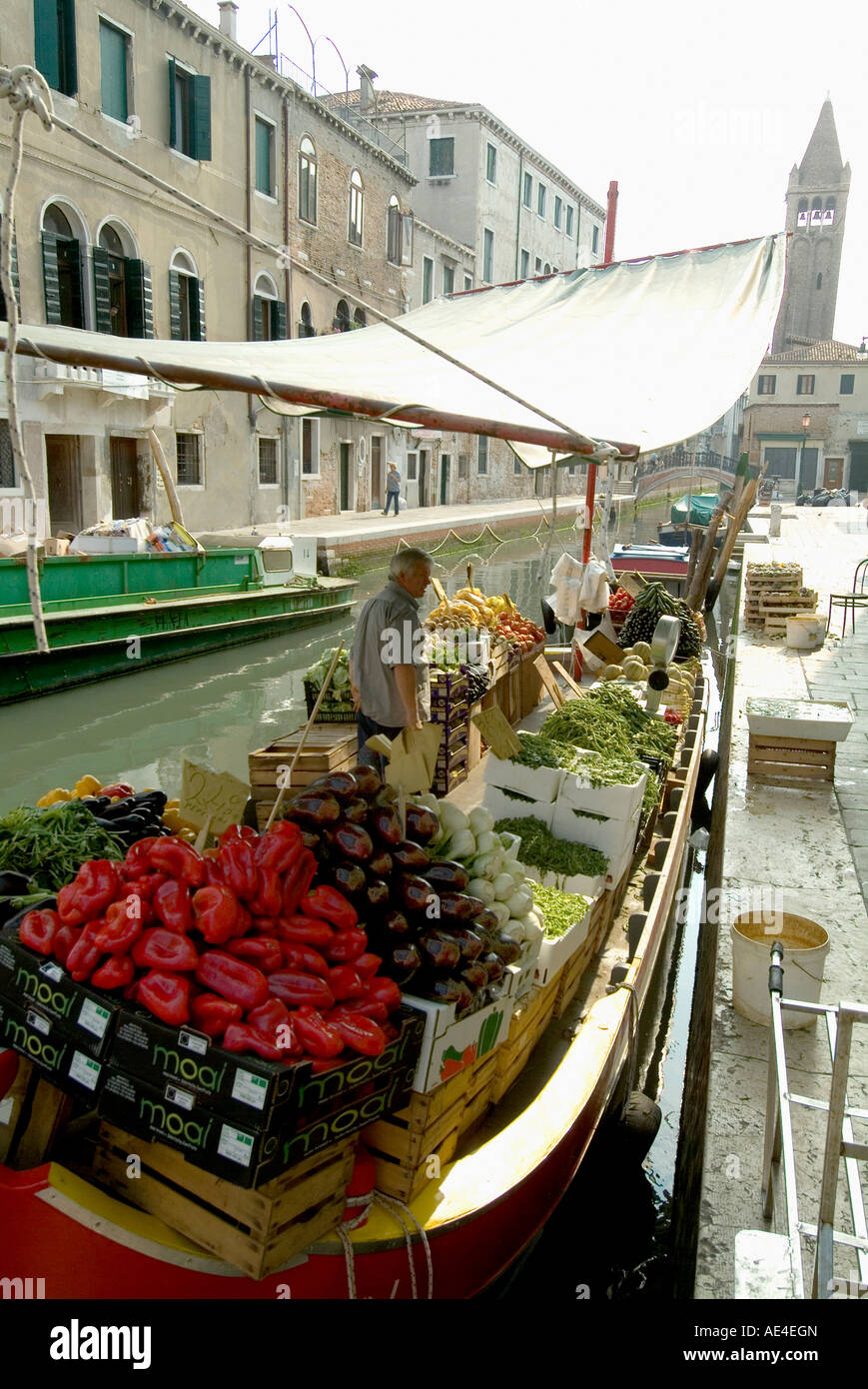Canalside vegetable market stall, Venice, Veneto, Italy, Europe Stock ...