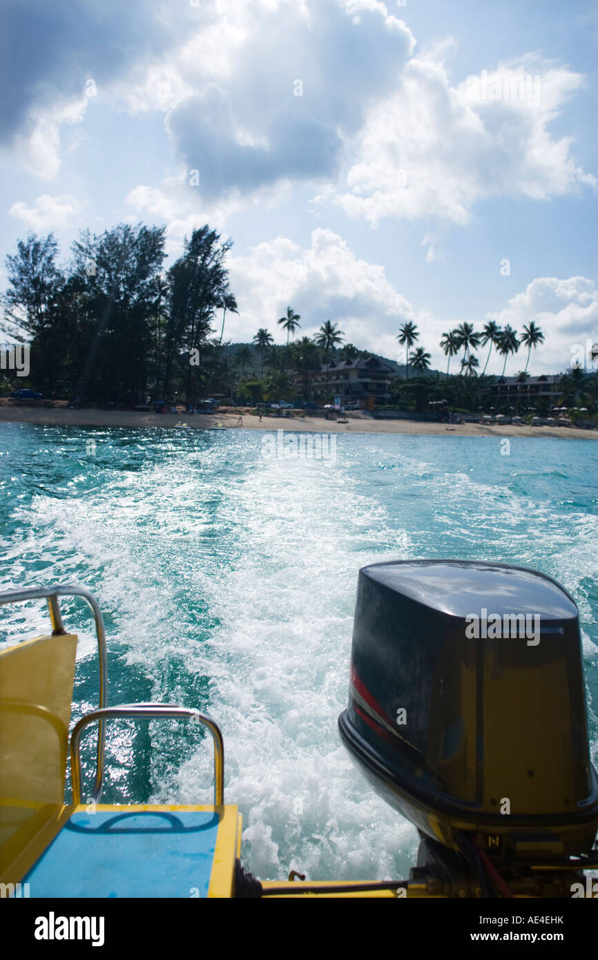 speedboat pulling away from shore line Stock Photo - Alamy