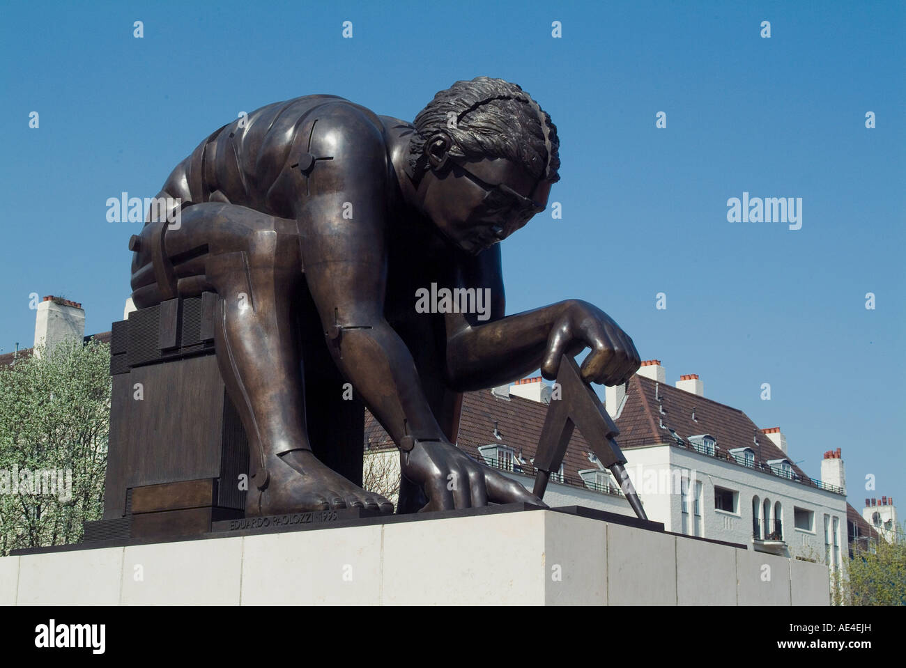 Statue of Newton by Eduardo Paolozzi, the British Library, London ...
