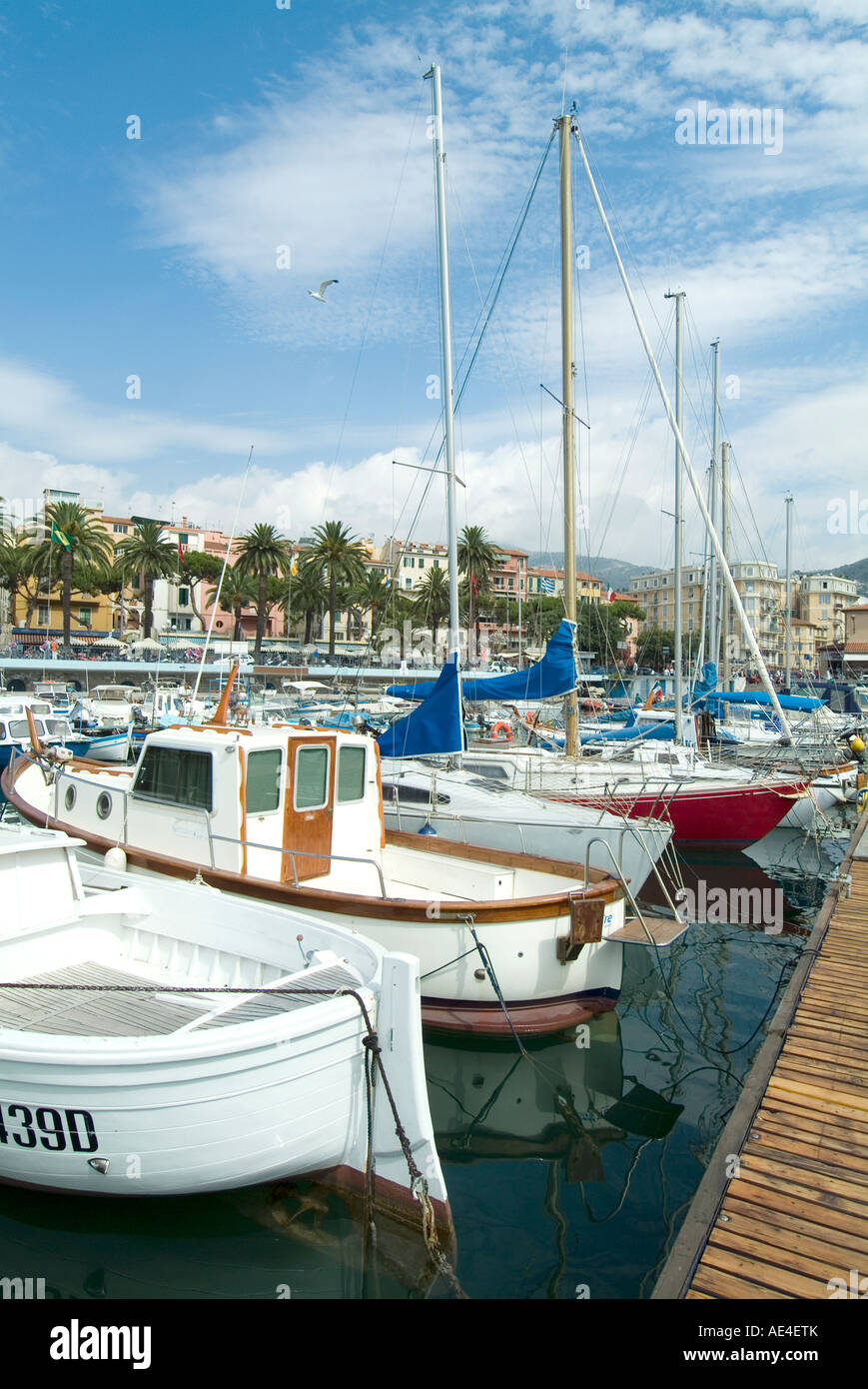 Old Port and marina, Sanremo (San Remo), Italy, Mediterranean, Europe ...
