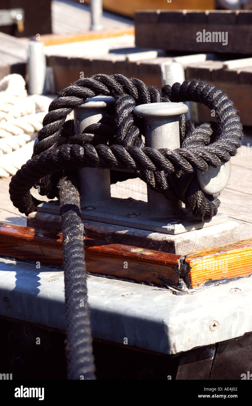 Capstan and rope hi-res stock photography and images - Alamy