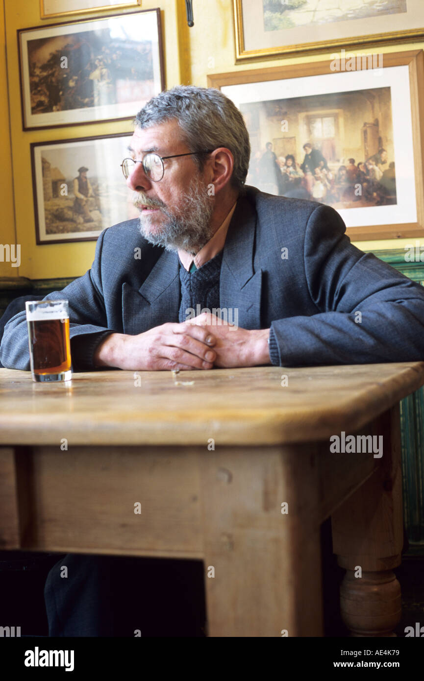 Pub solo hi-res stock photography and images - Alamy
