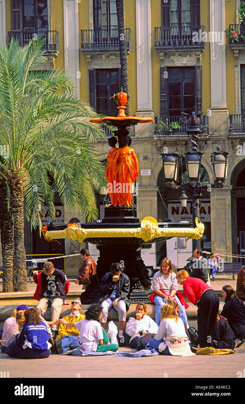 Barcelona Plaze Real palm trees tourists fountain Stock Photo - Alamy