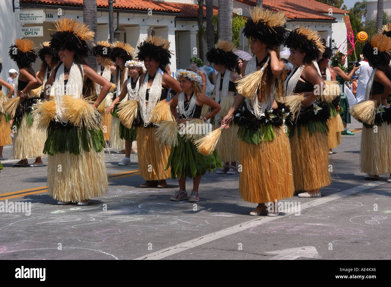 Hula dancers parade hi-res stock photography and images - Alamy