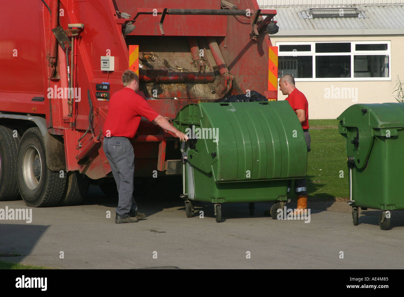 Dustbin man lorry hi-res stock photography and images - Alamy