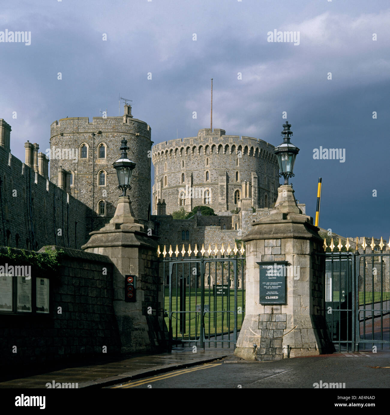 Windsor castle gates hi-res stock photography and images - Alamy