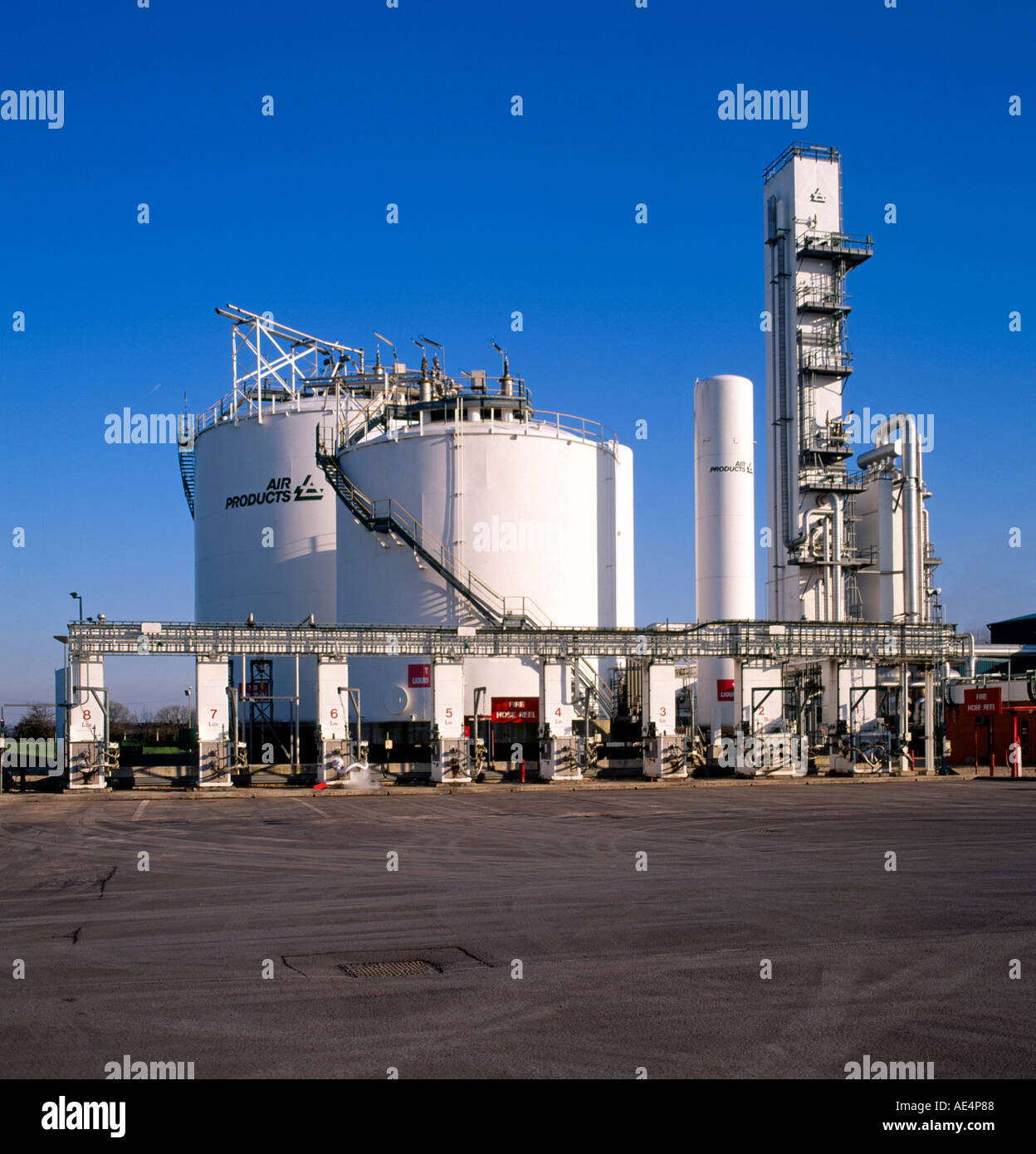 Process plant and tanks at Air Products industrial gasses factory ...