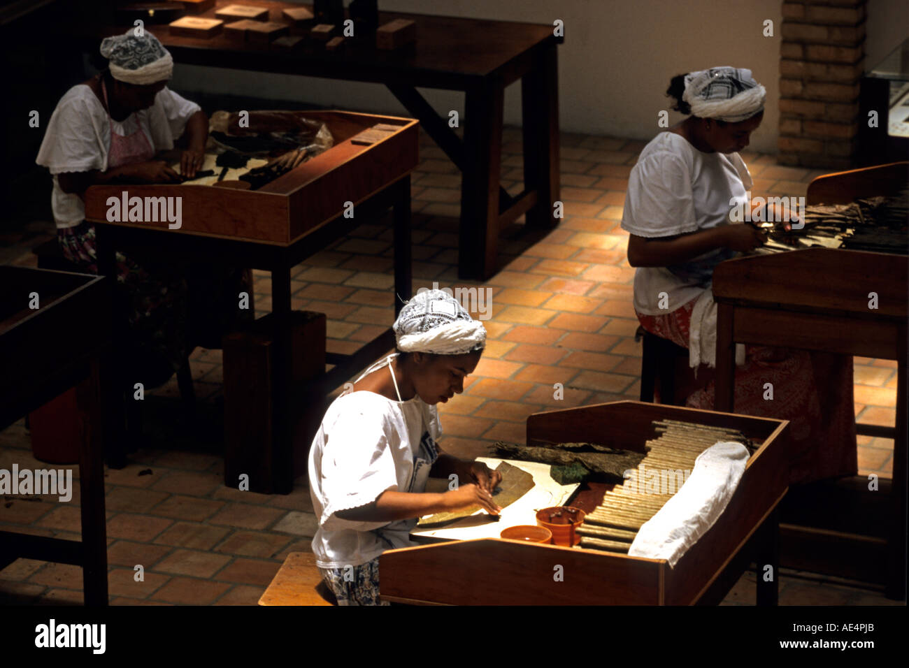 Women in traditional costume roll cigars at Dannemann cigar factory in ...