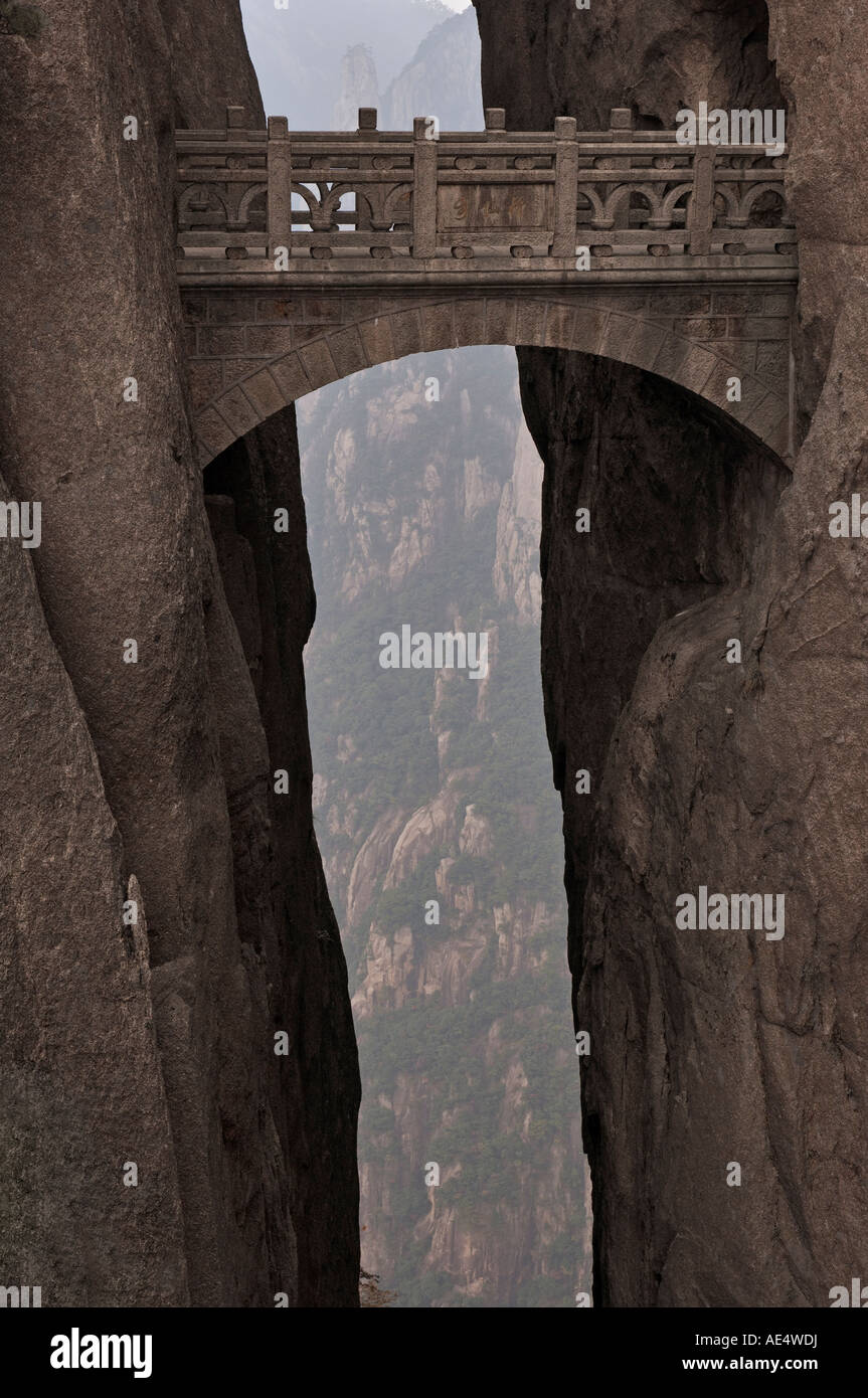 Walking Fairy Land Bridge, White Cloud Scenic Area, Mount Huangshan ...