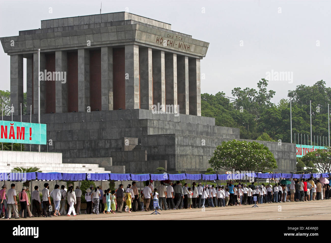 Long line of visitors queues to file through the Ho Chi Minh mausoleum ...