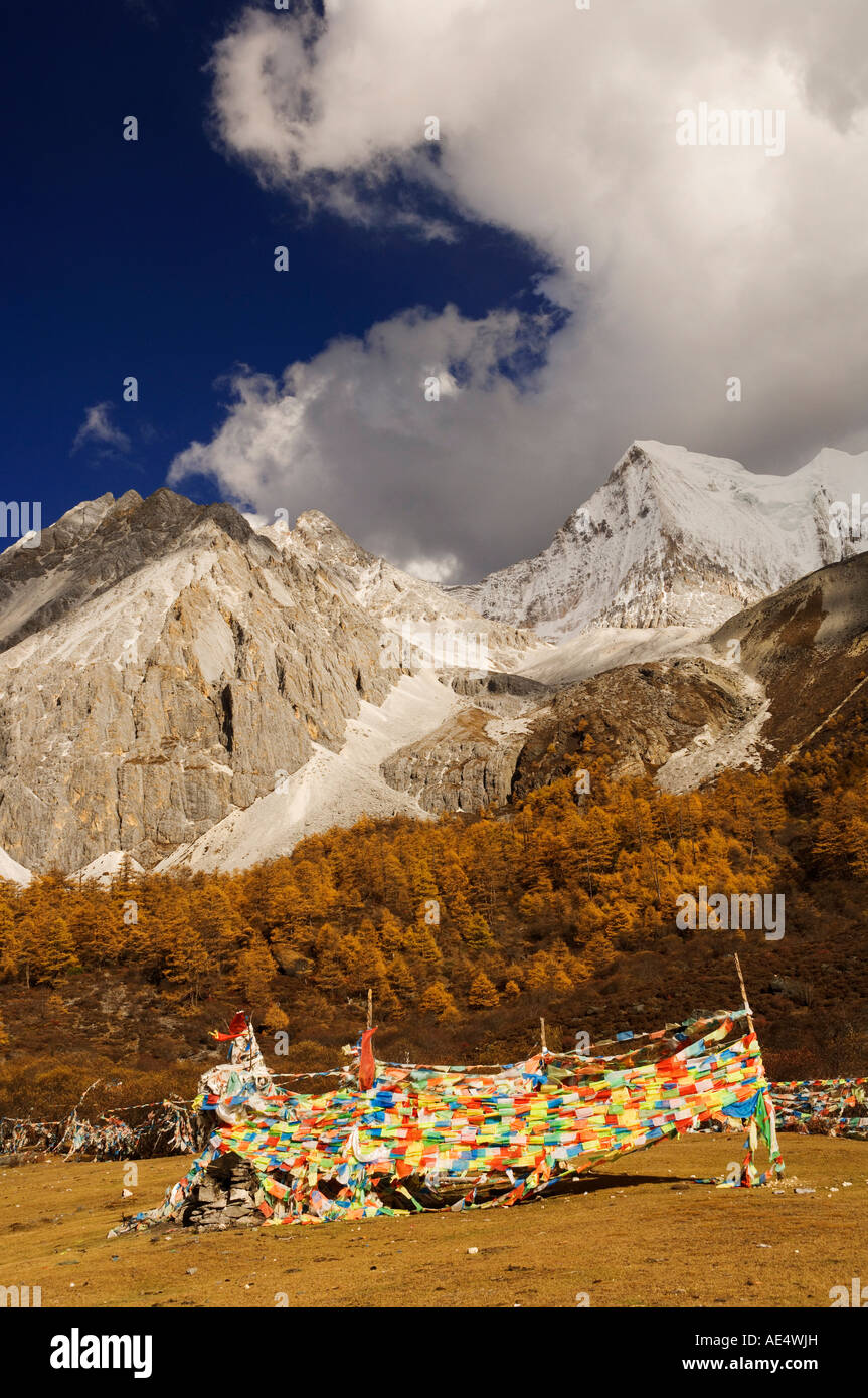 Prayer flags and Xiaruoduojio mountain, Yading Nature Reserve, Sichuan ...