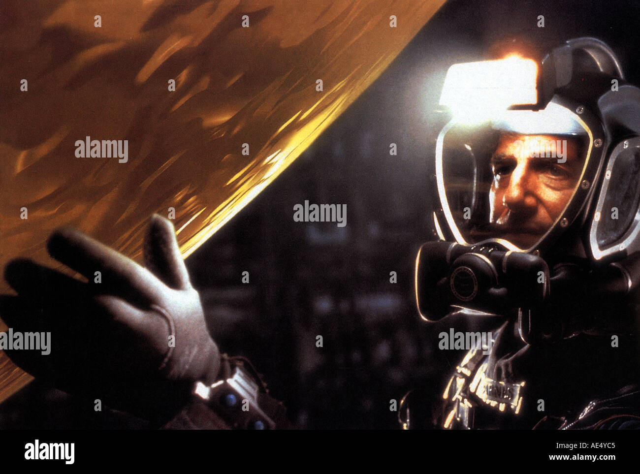 THE SPHERE Dustin Hoffman in the 1998 SciFi film Stock Photo - Alamy