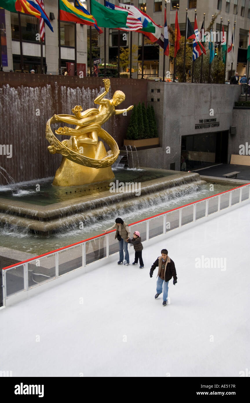 Golden statue rockefeller center ice hi-res stock photography and ...