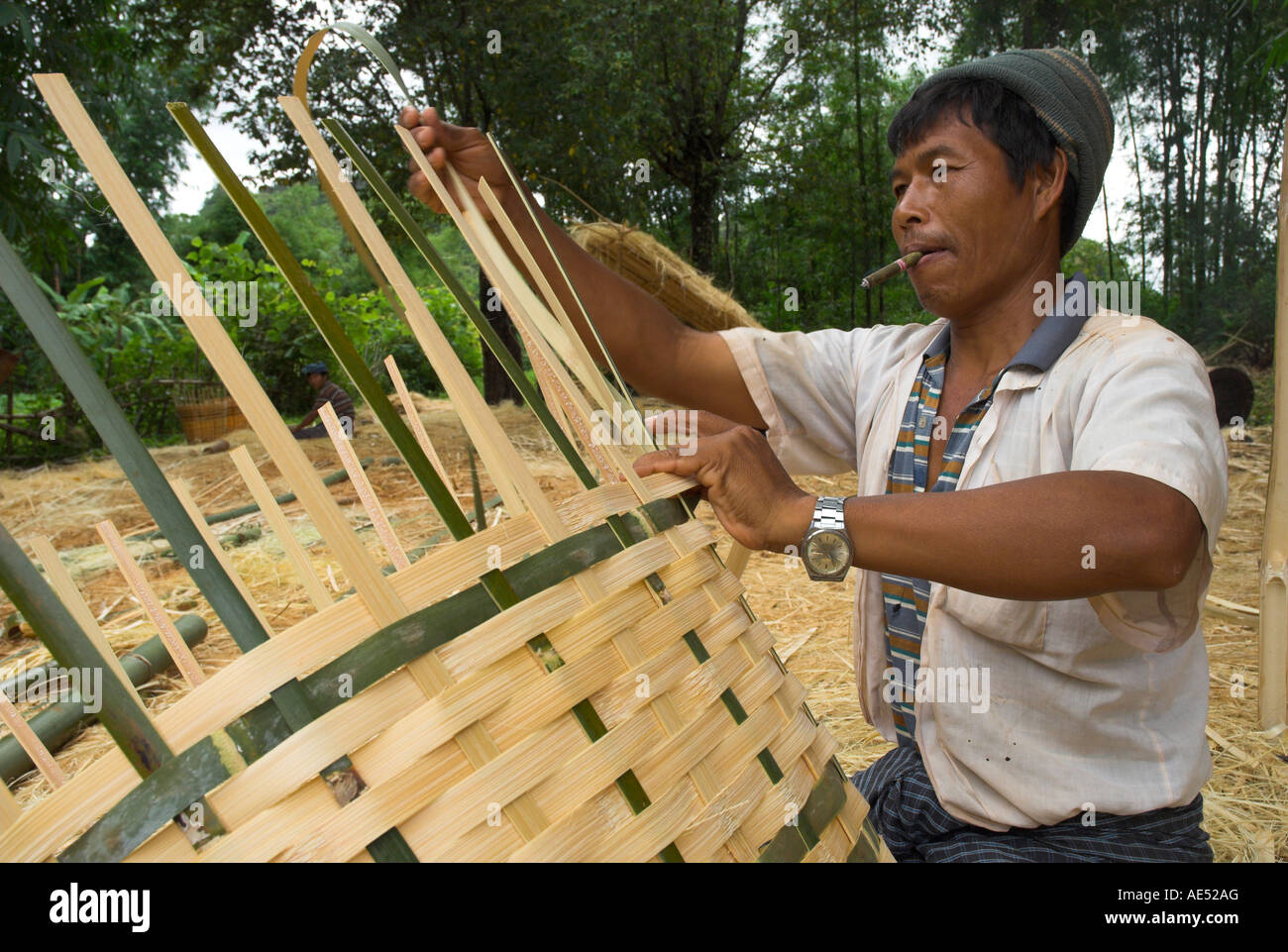Local man crafting bamboo paniers by hand, village of Poattap Poap ...