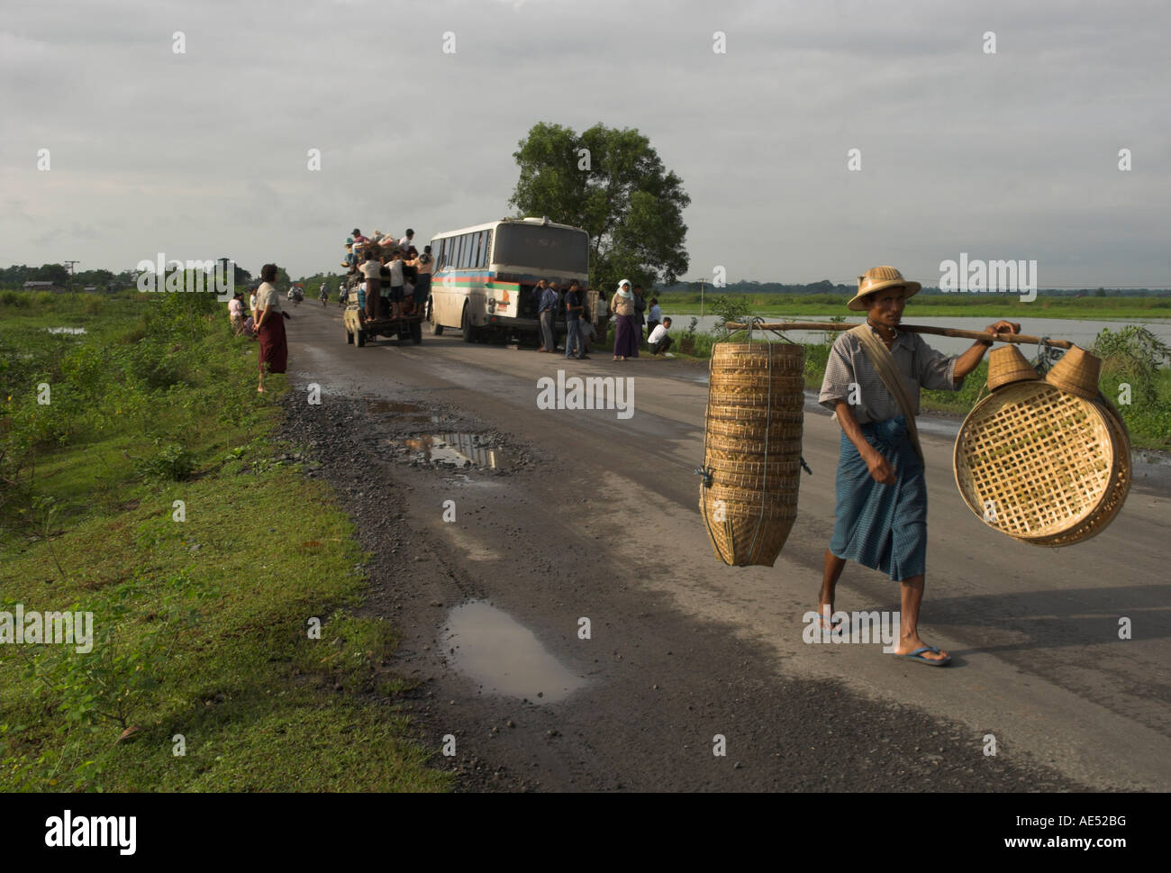 Man carrying baskets on shoulder hi-res stock photography and images ...