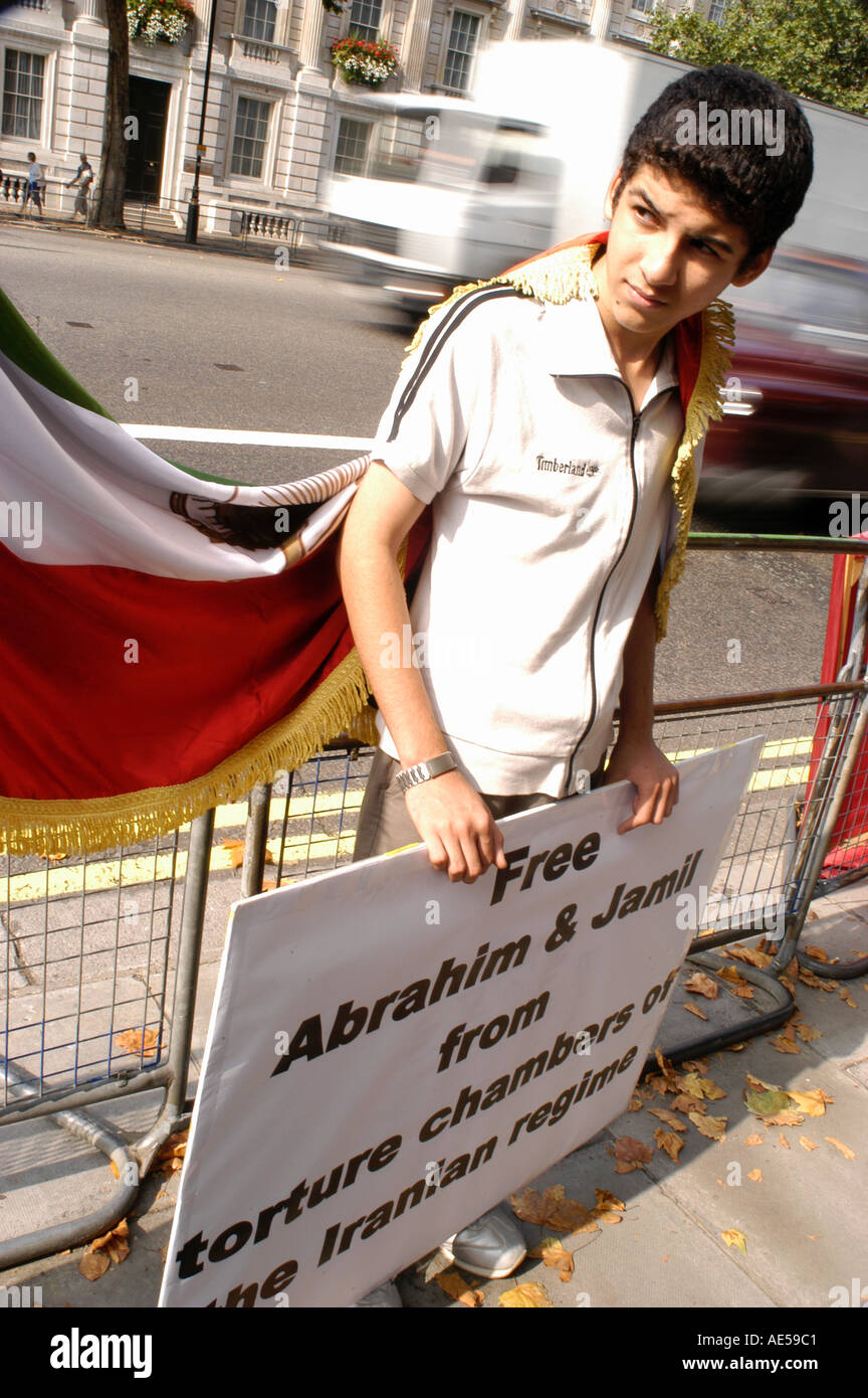 Stand outside 10 downing street hi-res stock photography and images - Alamy