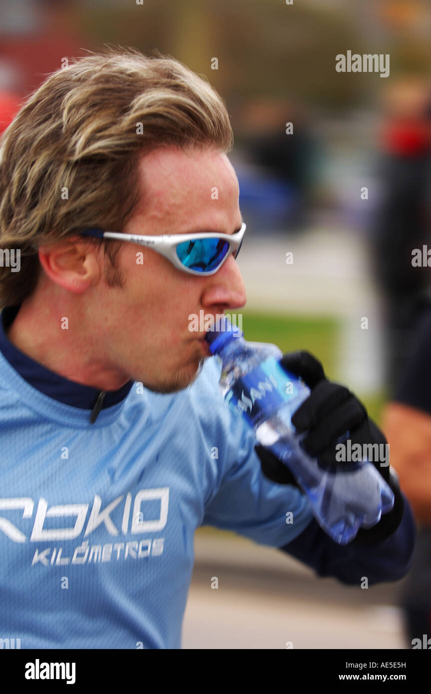 runner drinking buenos aires 10km august 2007 Stock Photo - Alamy