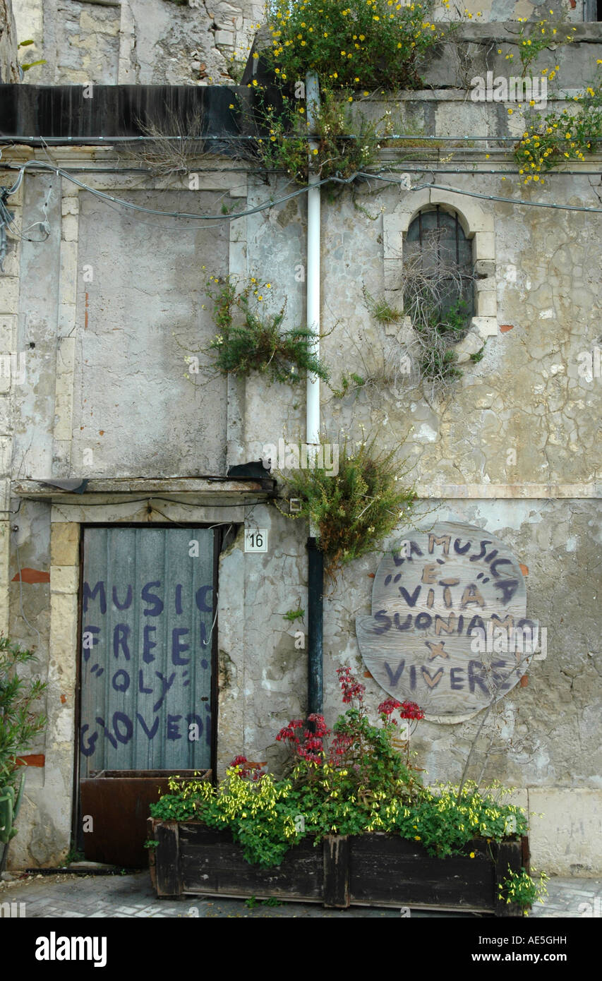 Historic overgrown building with graffiti in Siracusa, Sicily Stock ...
