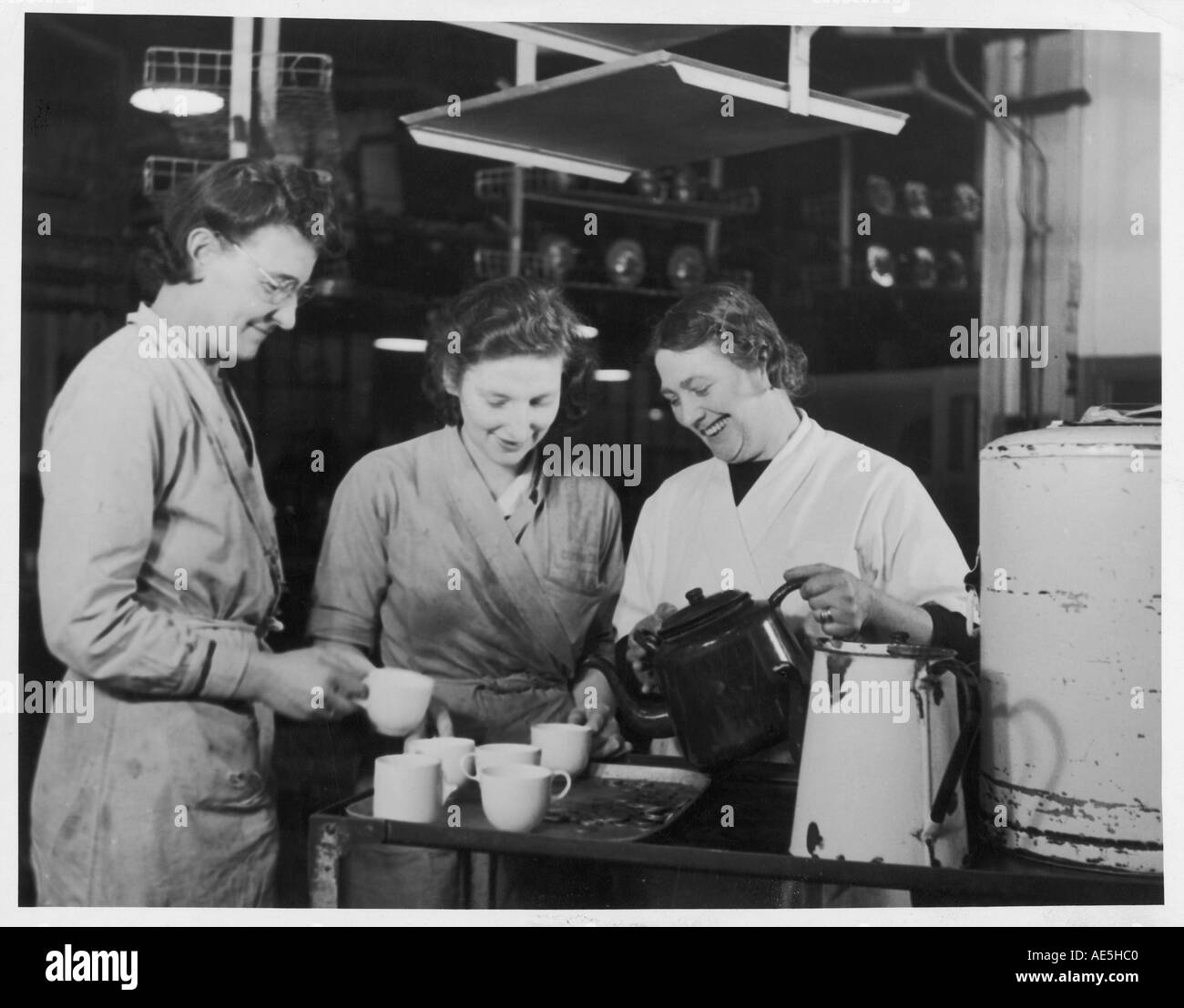 Factory workers 1930s hi-res stock photography and images - Alamy