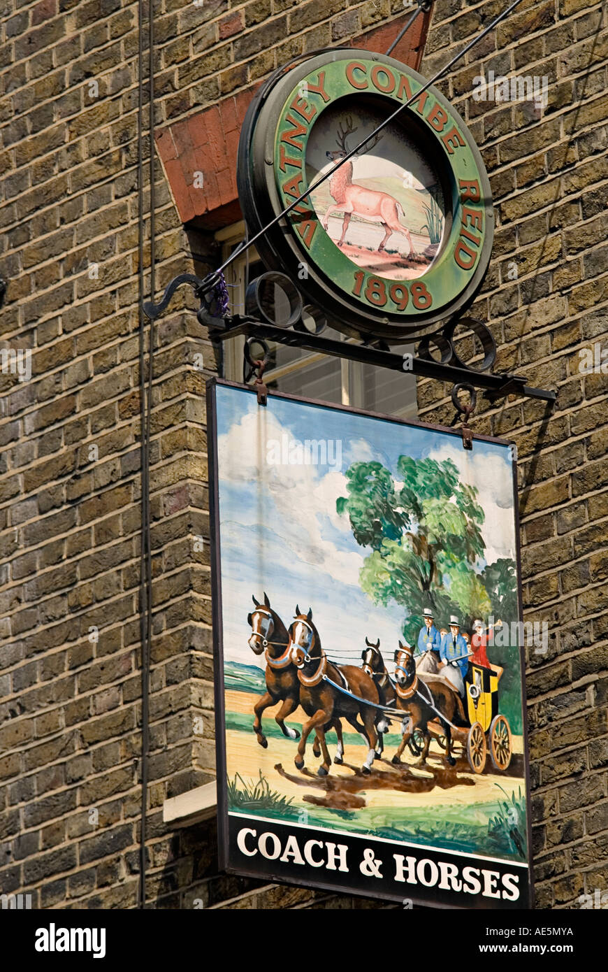 Coach and horses pub sign hi-res stock photography and images - Alamy