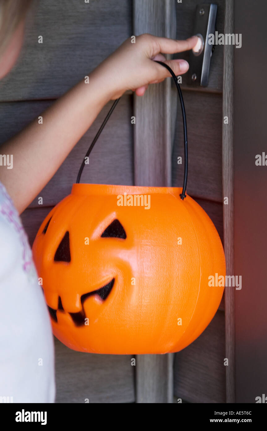 Child ringing doorbell hi-res stock photography and images - Alamy