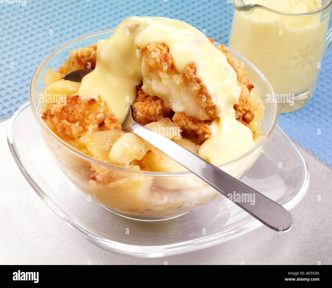 APPLE CRUMBLE WITH CUSTARD Stock Photo - Alamy