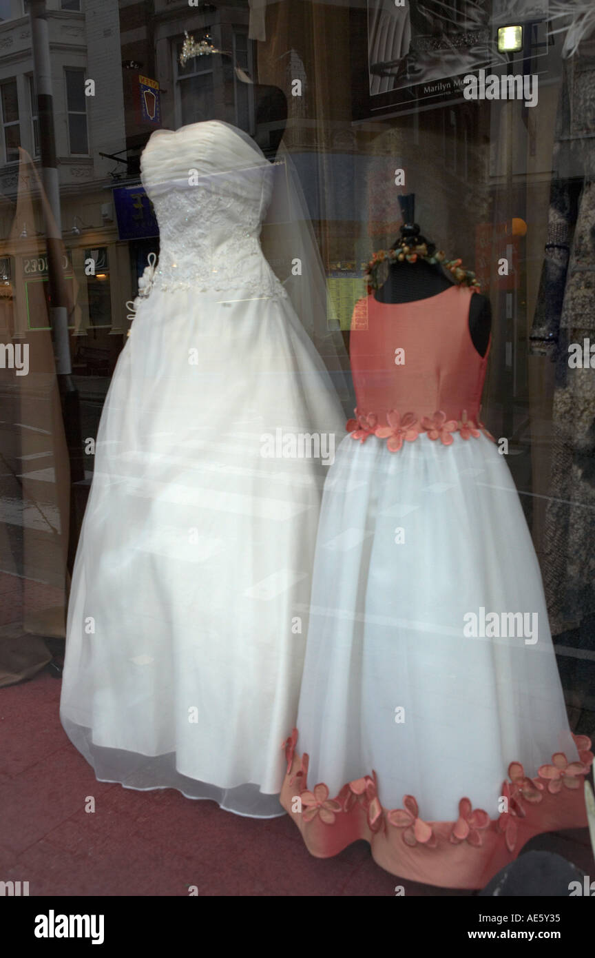 BRIDAL GOWN ON MANNEQUIN IN SHOP WINDOW Stock Photo - Alamy
