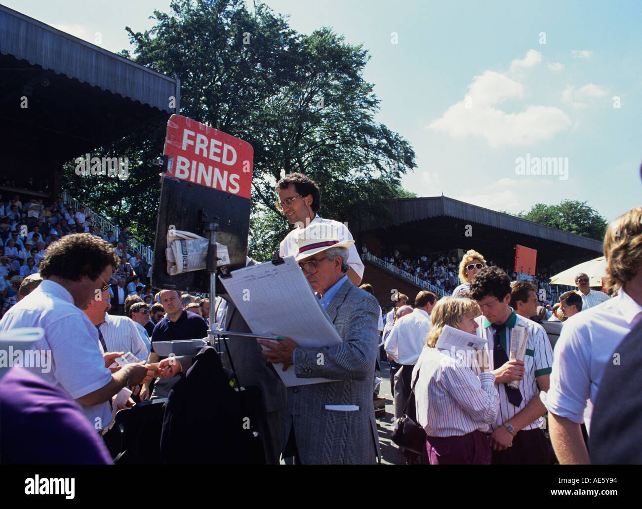 Bookie racecourse hi-res stock photography and images - Alamy