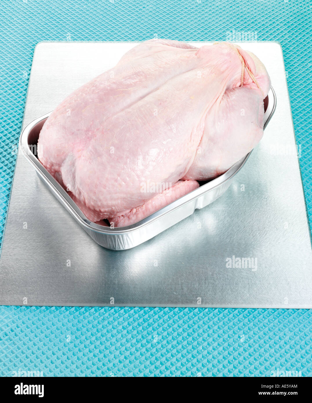 Roast chicken in foil tray hi-res stock photography and images - Alamy