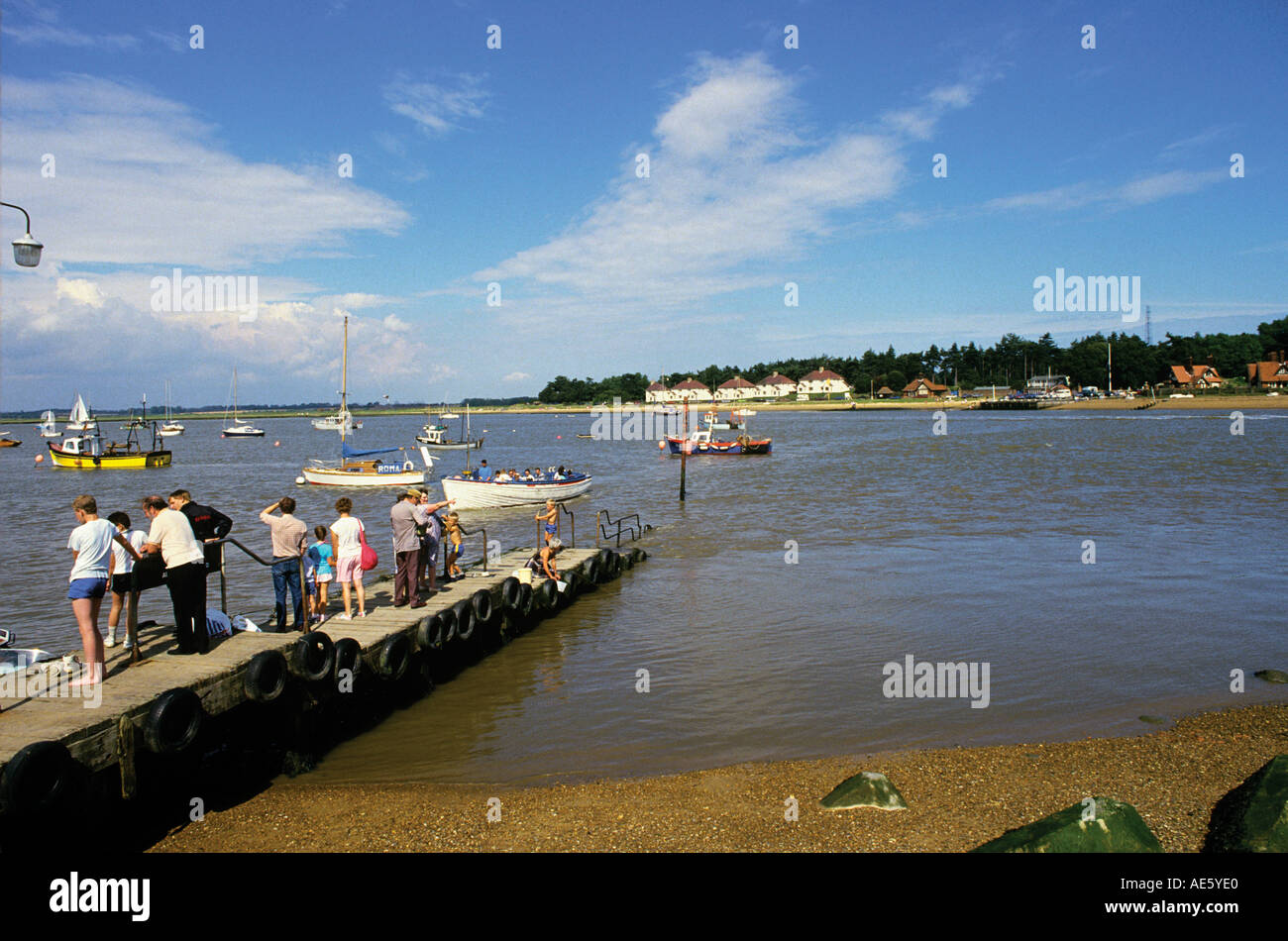 River ferry boats hi-res stock photography and images - Alamy