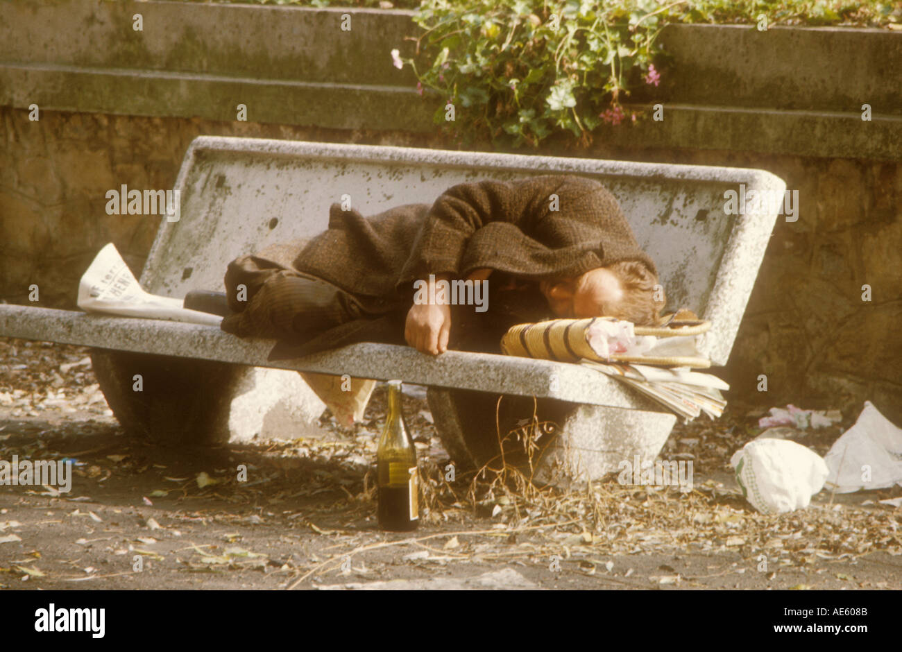 Homeless man asleep on park bench Stock Photo - Alamy