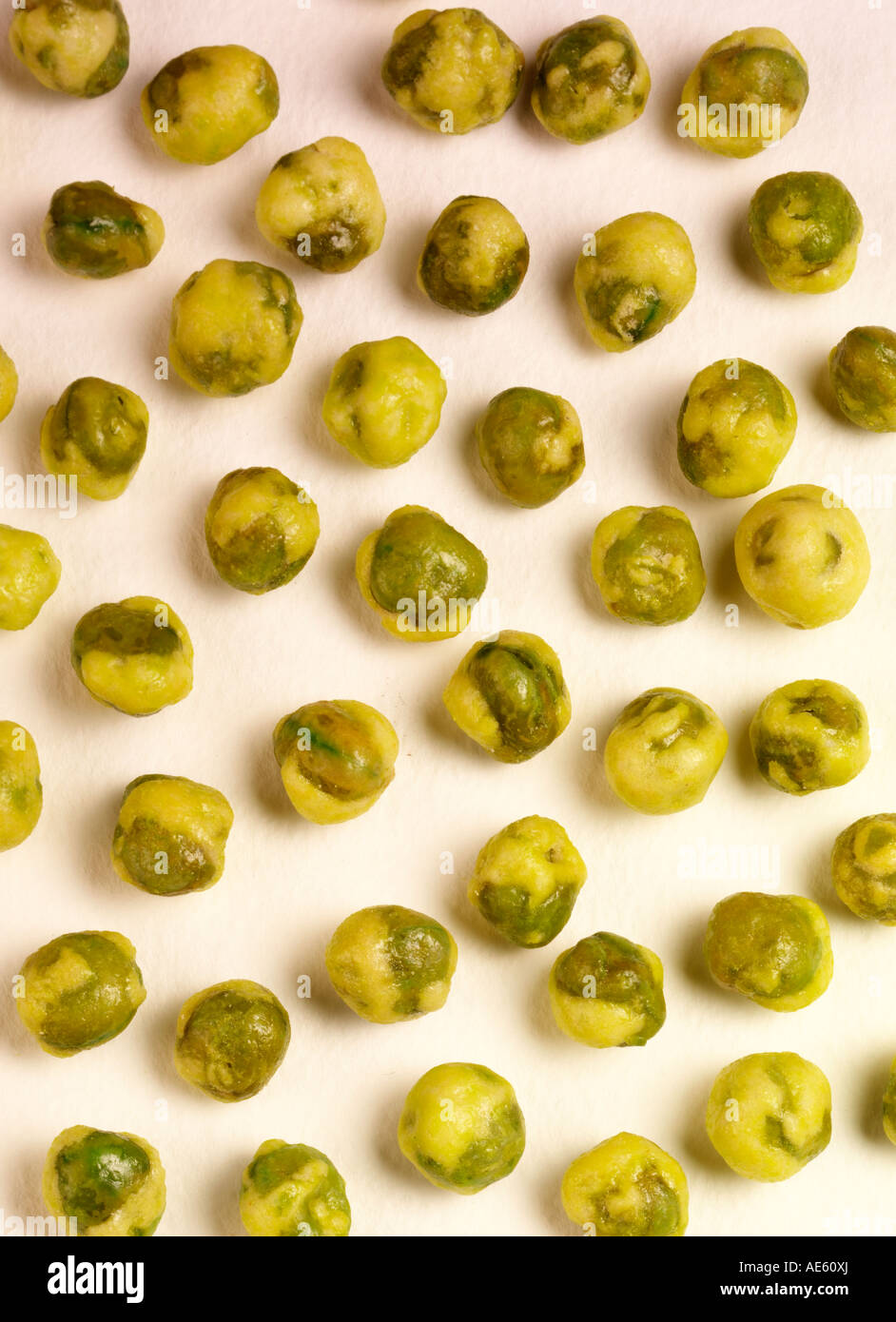JAPANESE WASABI ROASTED GREEN PEAS Stock Photo - Alamy