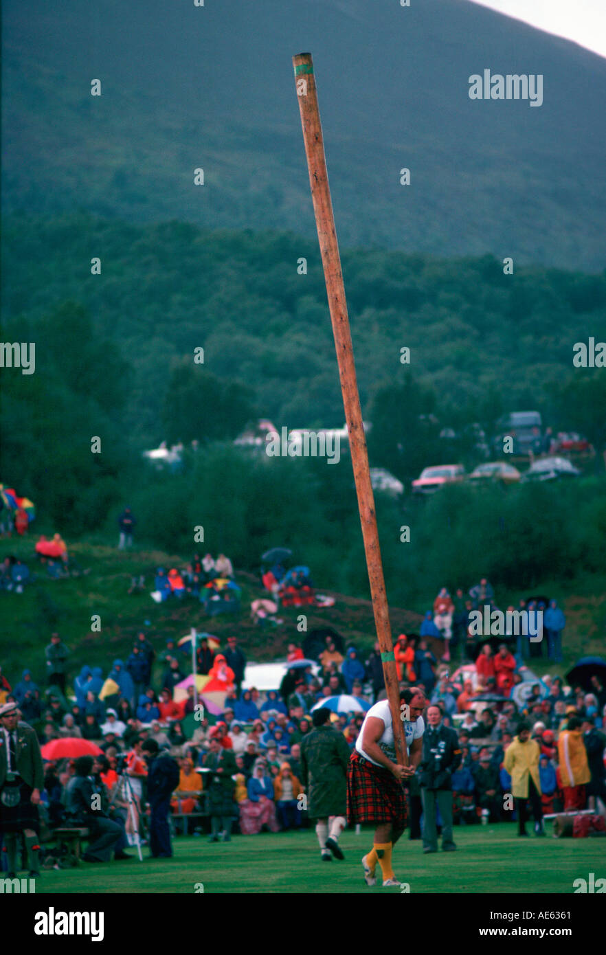 Braemar highland gathering caber tossing hi-res stock photography and ...