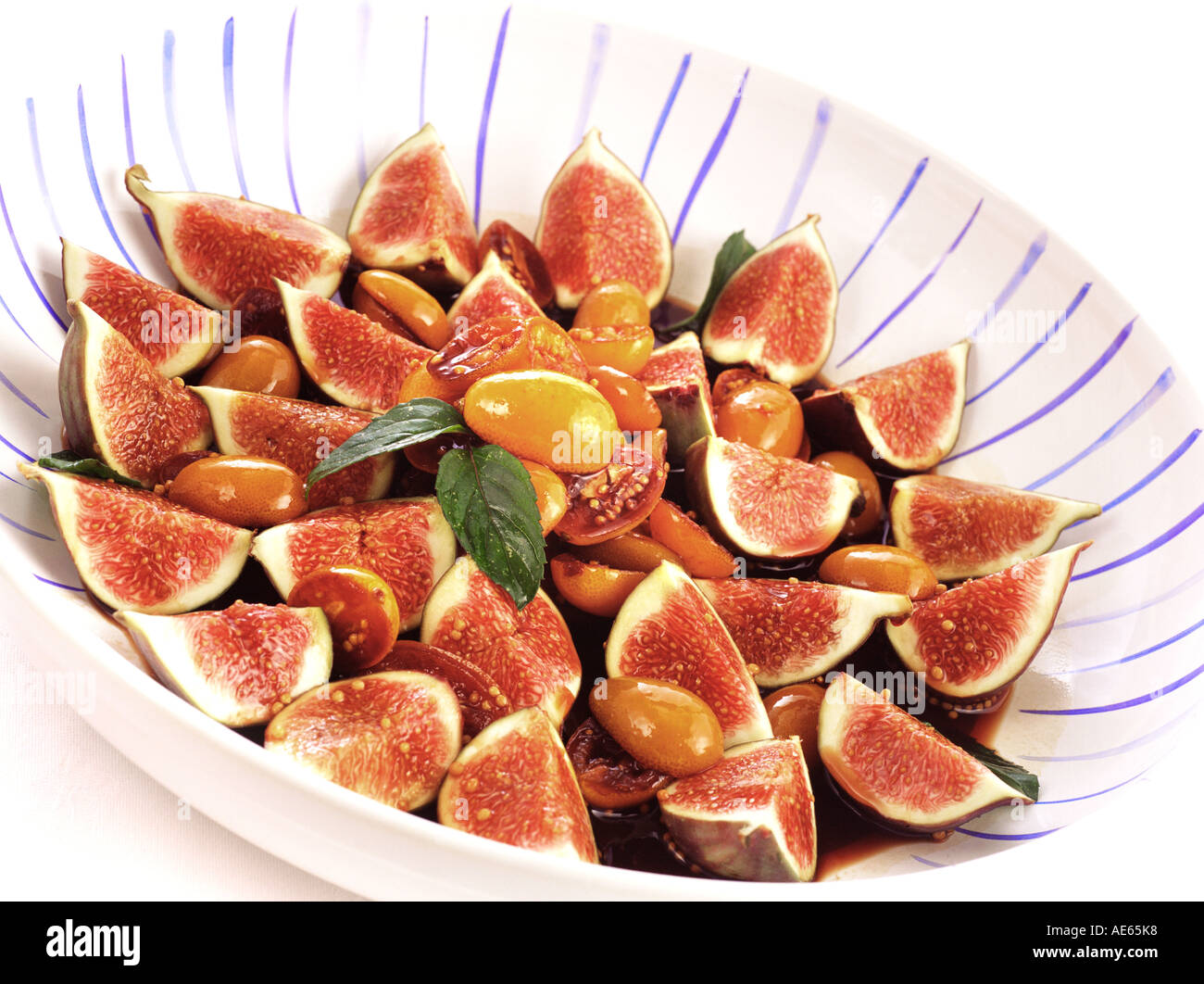 Fresh figs in a bowl Stock Photo - Alamy