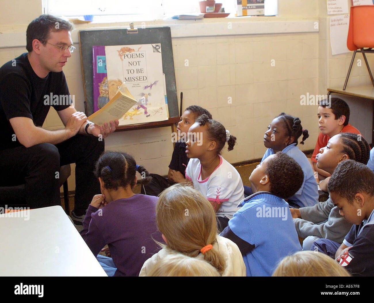 Primary school children Year 3 reading class Stock Photo - Alamy