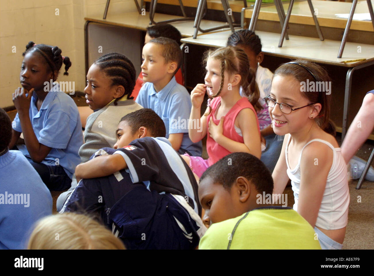 Primary school children Year 3 reading class Stock Photo - Alamy
