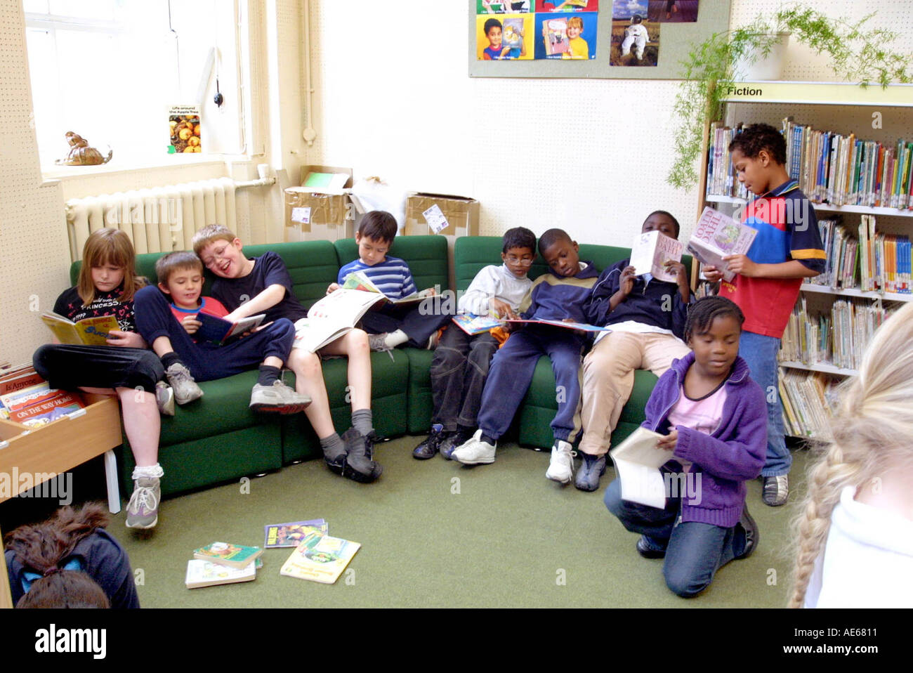 School children in library uk hi-res stock photography and images - Alamy